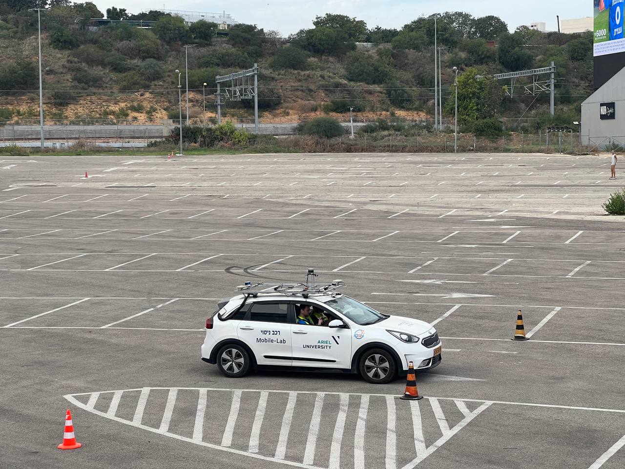 רכב ניסוי אוטונומי הגיע לתא מאגד אווטאר הדגים נסיעה אייס